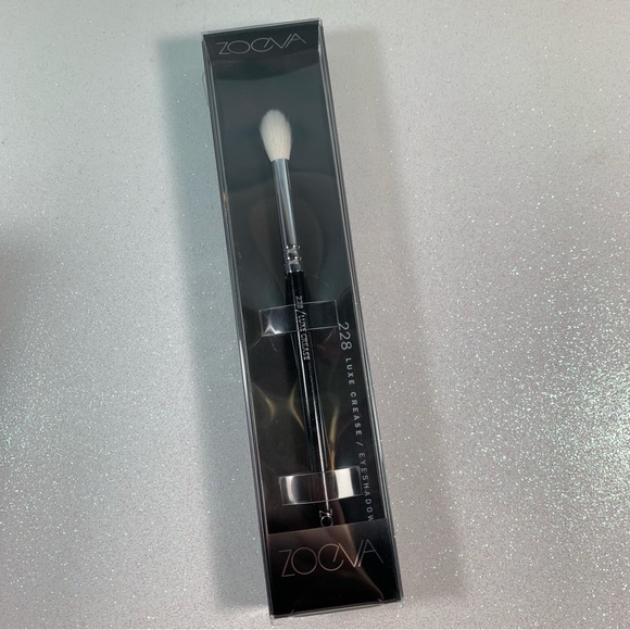 ZOEVA | Makeup | Zoeva 228 Luxe Crease Brush | Poshmark